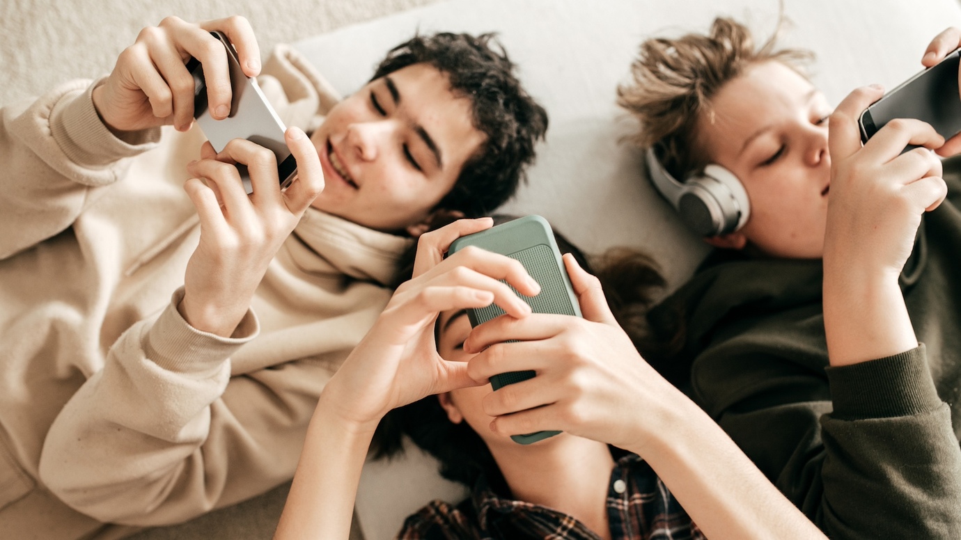 UK Gen Z Digital Behaviors 2024