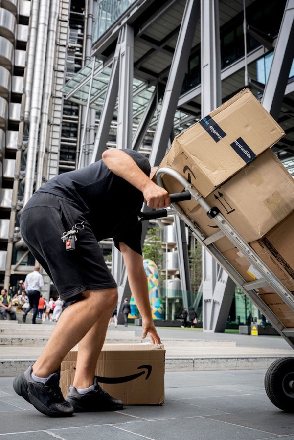 Amazon pilots ultra-fast delivery in test of grocery ambitions